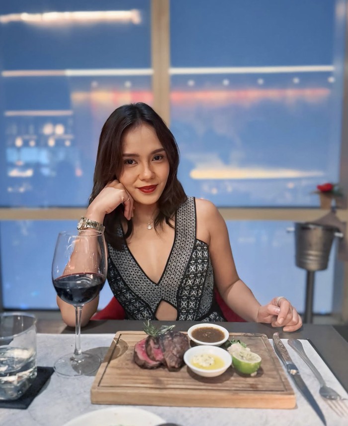 Jadi Presenter Kuliner, Angie Ang Bisa Cicipi Banyak Makanan Enak!