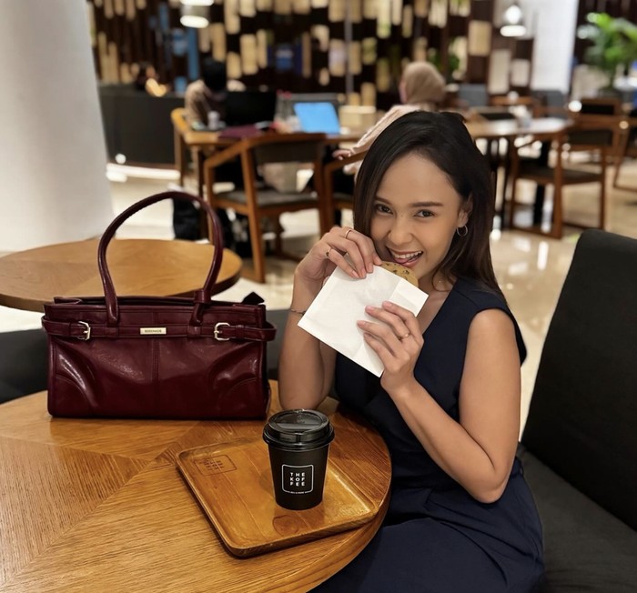 Jadi Presenter Kuliner, Angie Ang Bisa Cicipi Banyak Makanan Enak!