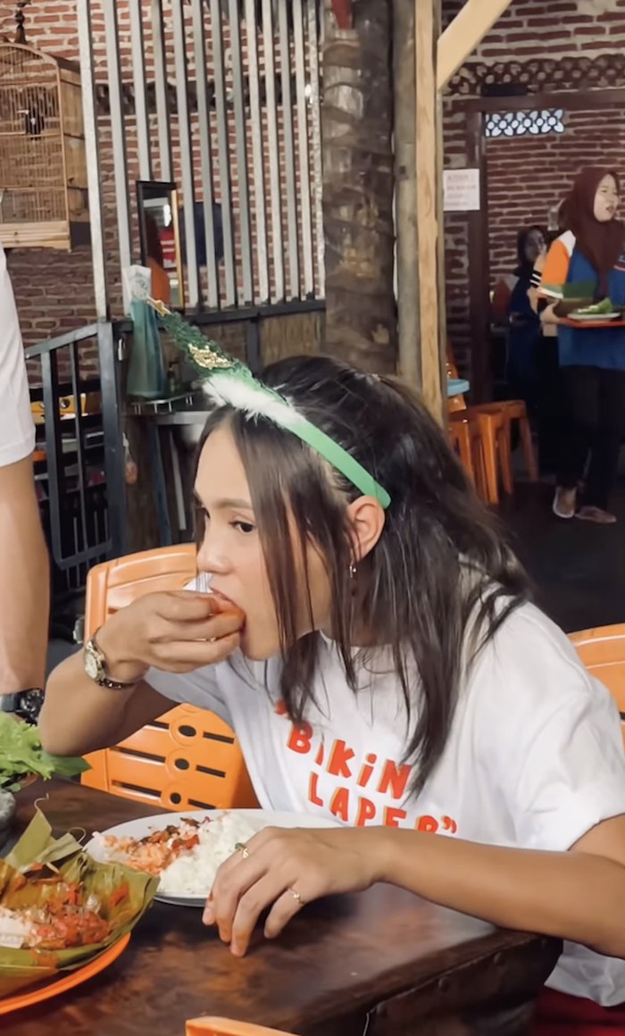 Jadi Presenter Kuliner, Angie Ang Bisa Cicipi Banyak Makanan Enak!