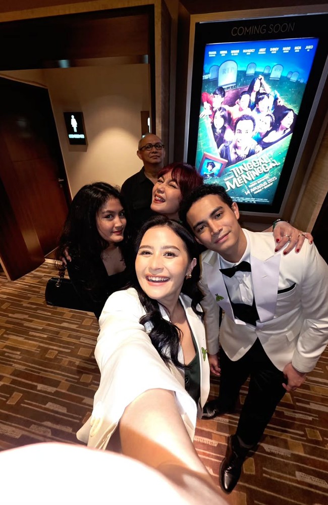 7 Gaya Kompak nan Mesra Prilly Latuconsina Dampingi Omara di Premier Film
