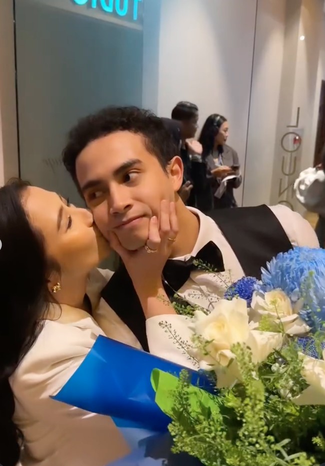 7 Gaya Kompak nan Mesra Prilly Latuconsina Dampingi Omara di Premier Film