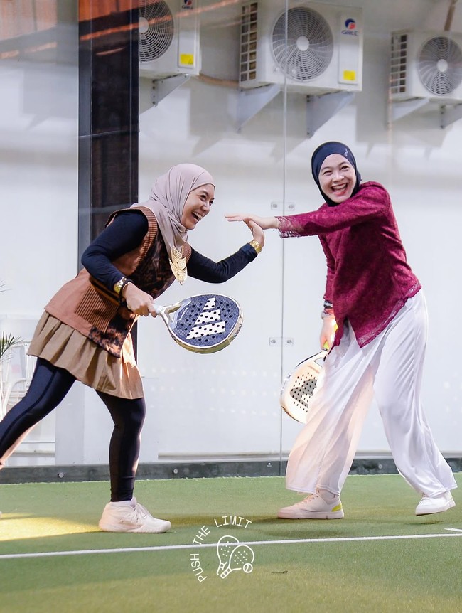 Unik! Fitrop & Fenita Arie Main Padel Pakai Hijab dan Baju Adat