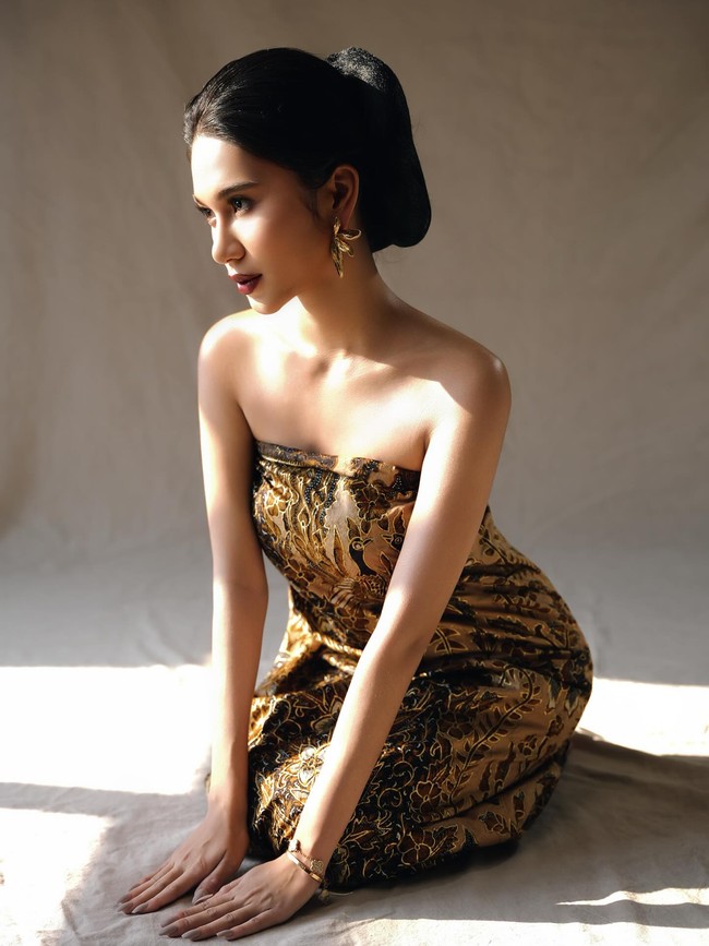 Gaya Azizah Salsha Pakai Baju Tradisional, Kemben Hingga Beskap yang Elegan