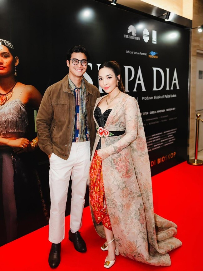 8 Potret Cantik Pacar Ole Romeny Saat Nonton Pertandingan di GBK