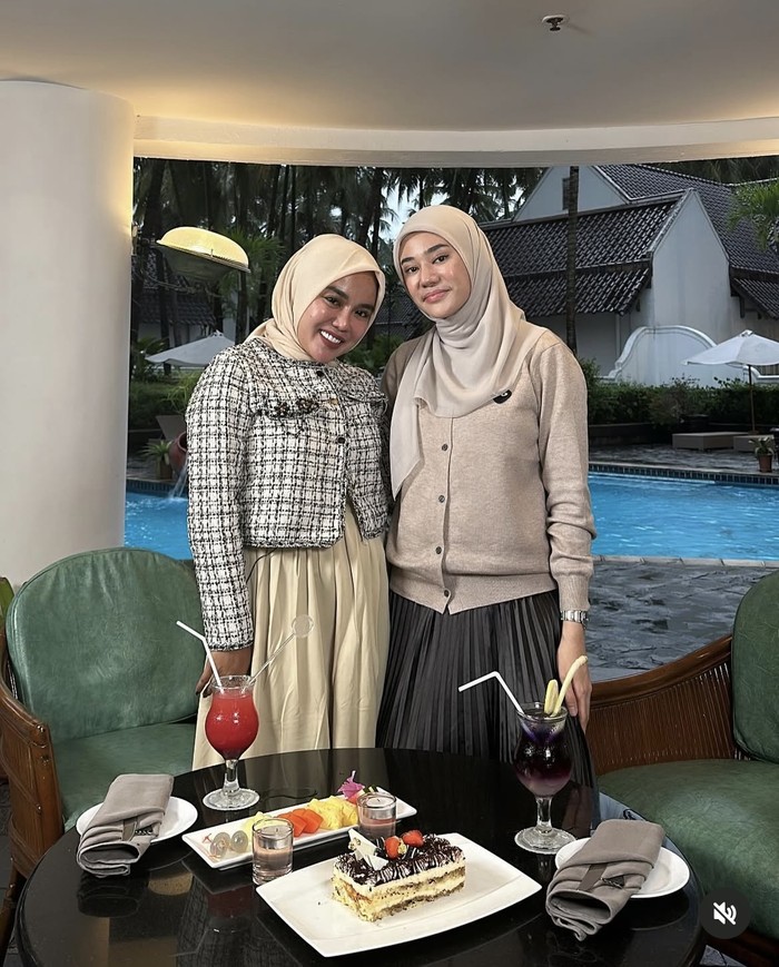 Clara Shinta Santap Tumpeng hingga Makan Hot Pot di Restoran