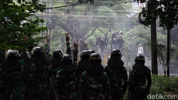 Potret Water Canon dan Gas Air Mata Pukul Mundur Massa Demo DPR