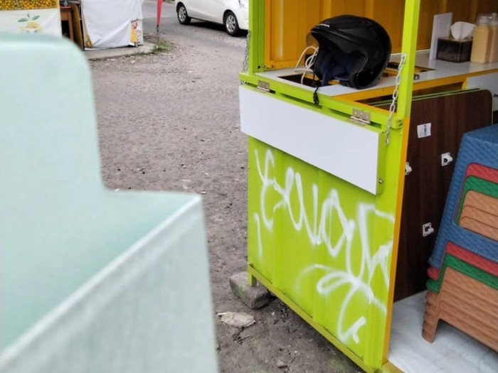 Duh! Booth Es Teler Kalina Oktarani Jadi Korban Vandalisme