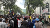 Ratusan Mahasiswa Demo Lagi ke DPRD Sumut Hari Ini, Singgung Tunjangan DPR