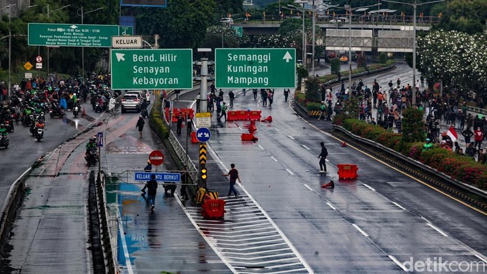 Demo Depan DPR Ricuh, Massa Dipukul Mundur Polisi