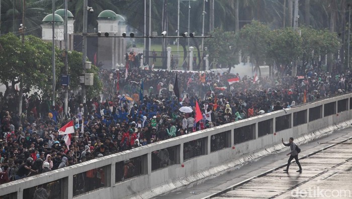 Demo Depan DPR Ricuh, Massa Dipukul Mundur Polisi