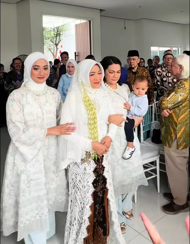 Potret Ayudia Bing Slamet Antar Ibunda Menikah, Pakai Hijab Simple & Tunik