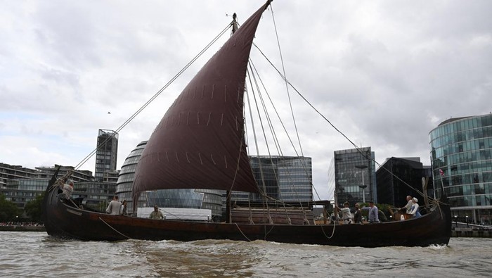 Kapal Viking Kuno Saga Farmann Berlabuh di London