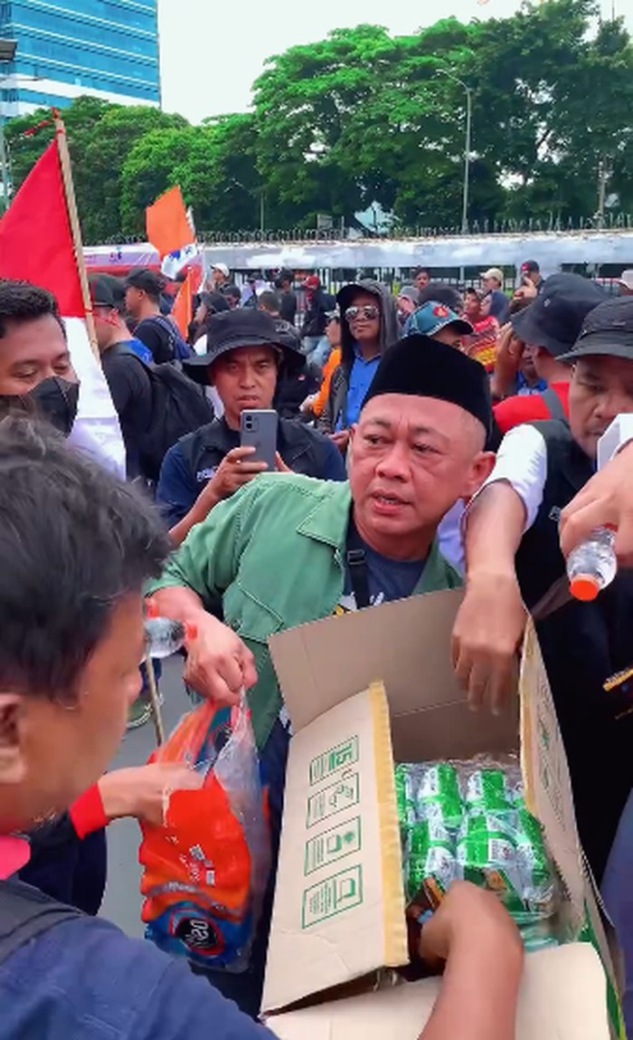 Aksi 'Nyak Kopsah' Berbagi Air Mineral dan Camilan Saat Demo di DPR