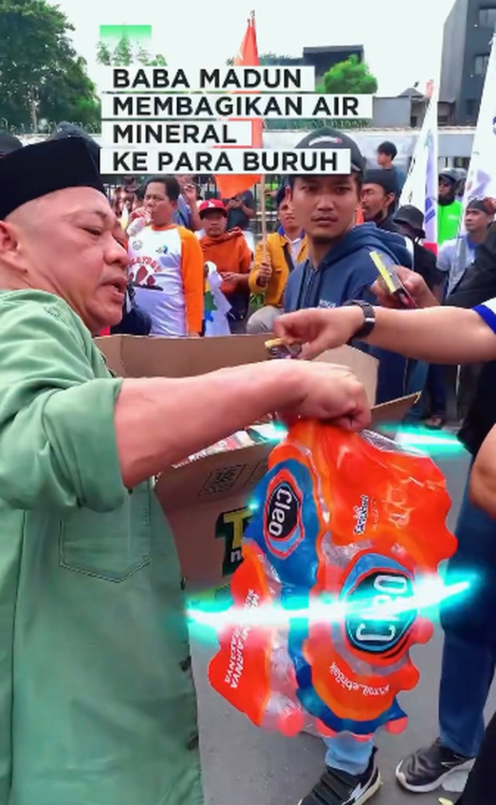 Aksi 'Nyak Kopsah' Berbagi Air Mineral dan Camilan Saat Demo di DPR