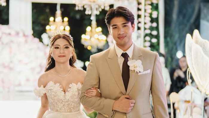 Victor Agustino Dapat Kado Ultah Mobil Mercy dari Istri