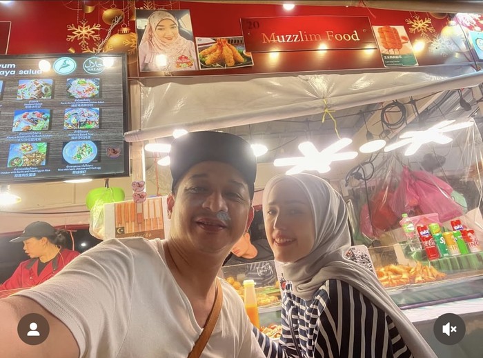 Potret Pasha Ungu Saat Makan bersama Istri di Inggris hingga Belanda