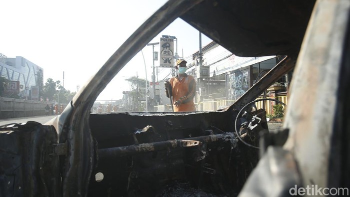 Rangka Mobil Gosong Berserakan di Jalan Matraman Raya