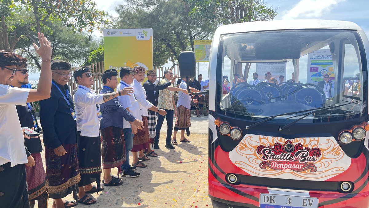 Kurangi Emisi Karbon, 6 Shuttle Bus Listrik Diluncurkan di Sanur