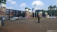Suasana Kawasan DPR Usai Demo Ricuh: Tembok Dicoret-Pagar Rusak