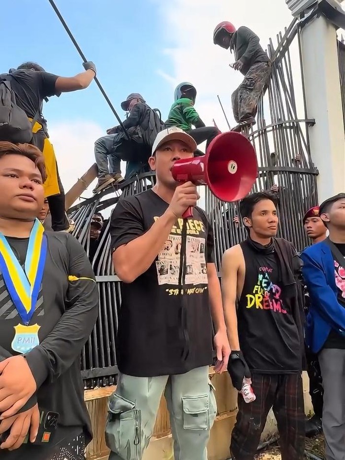 Potret Denny Sumargo Ikut Demo di DPR RI