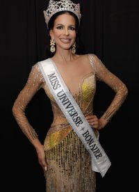 Foto Nicole Peiliker, Ibu 4 Anak Jadi Finalis Miss Universe 2025 di Usia 41
