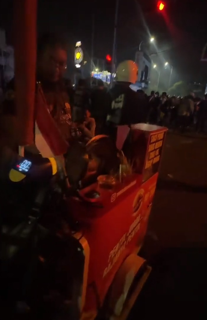 Nekat! Begini Potret Penjual Makanan yang Tetap Dagang di Tengah Demo