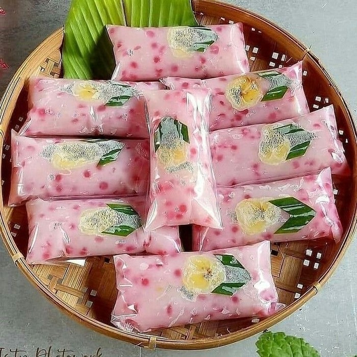 10 Kue Tradisional Indonesia Ini Punya Ciri Khas Warna Pink dan Hijau!