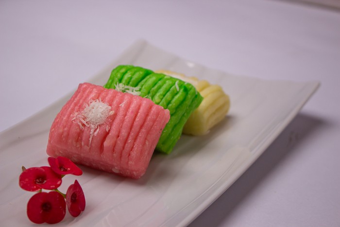 10 Kue Tradisional Indonesia Ini Punya Ciri Khas Warna Pink dan Hijau!