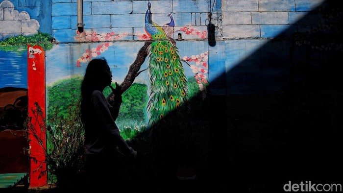 Keren Abis! Lorong Sempit Jakarta Disulap Jadi Galeri Mural Penuh Pesan ...