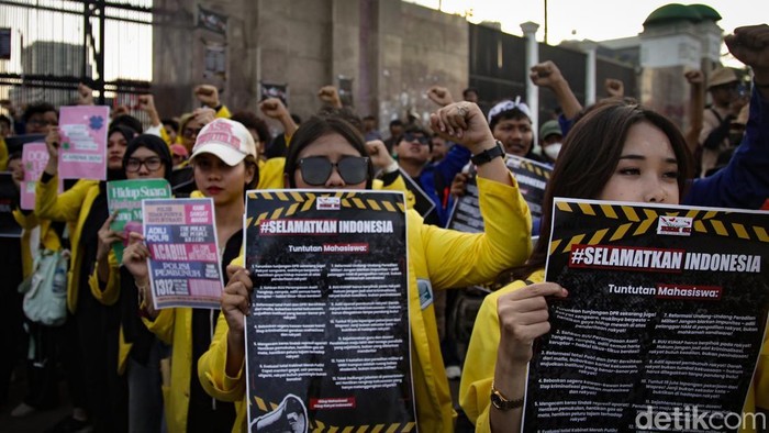 Demo di DPR, BEM SI Kirim Karangan Bunga 'Turut Berdukacita'
