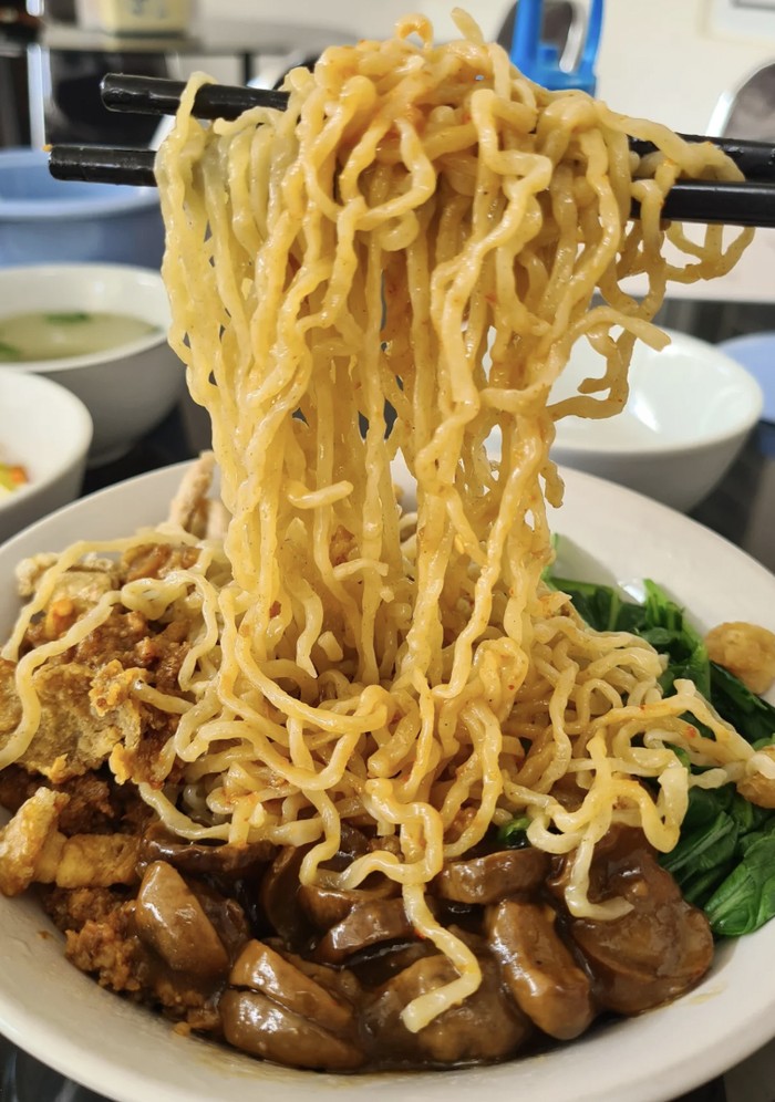 Nyempil dalam Perumahan! Ini 5 Bakmi Topping Babi yang Terkenal Enak