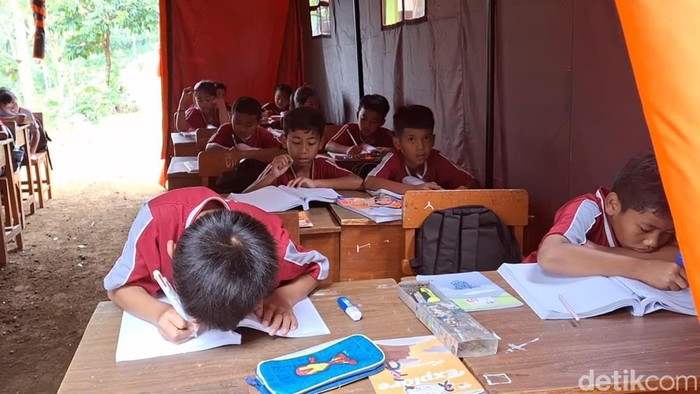 Potret Belasan Siswa SDN 2 Kradinan Belajar di Tenda Darurat