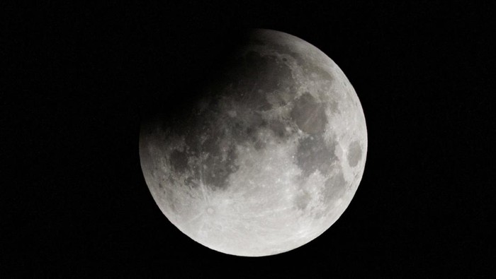 Potret Bulan Darah Langka Hiasi Langit Kota Terlarang Beijing