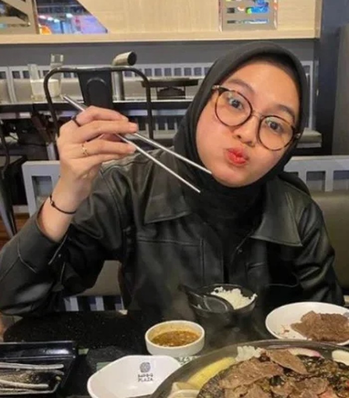 Momen Salma Salsabil Makan Bareng Penggemar dan Lahap AYCE