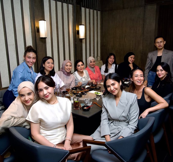 Serunya Zaskia Sungkar saat Kulineran Bareng Keluarga dan Geng Cendol