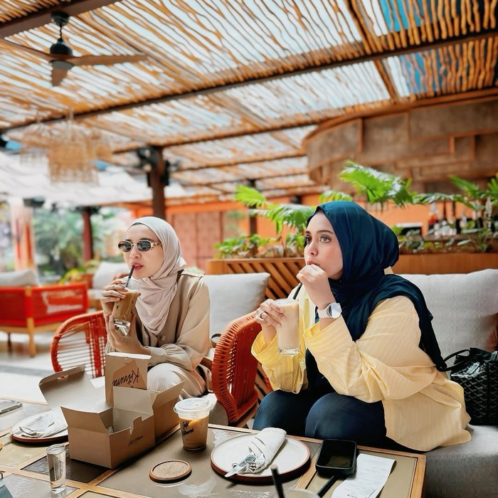 Serunya Zaskia Sungkar saat Kulineran Bareng Keluarga dan Geng Cendol