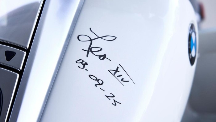 Buat Amal, Lihat Lebih Dekat Moge BMW Paus Leo XIV