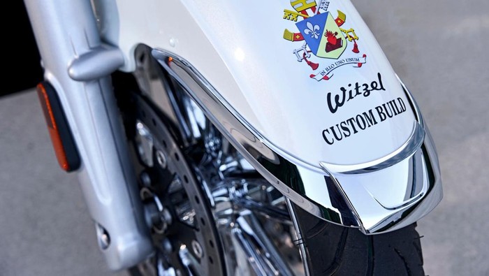 Buat Amal, Lihat Lebih Dekat Moge BMW Paus Leo XIV