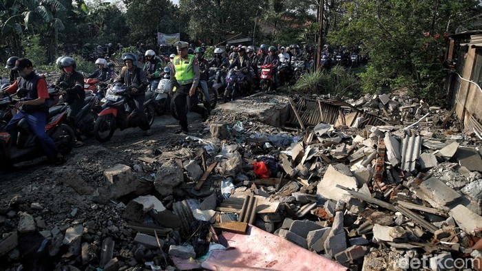 Horor Macet di Babelan, Kendaraan Terkunci Berjam-jam di Jalan Raya ...