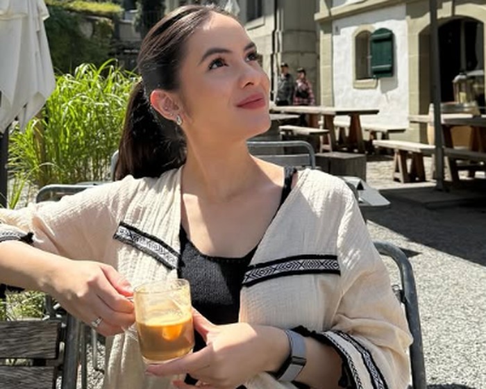 Seru! Steffi Zamora Nikmati Kopi dan Smoothie di Eropa