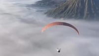 Kata Gubernur Khofifah Usai Viral Turis Korea Selatan Paralayang di Bromo