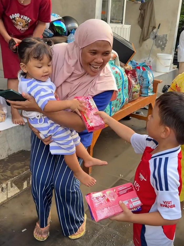 Bisa Ditiru! Jennifer Bachdim Libatkan Anak Beri Bantuan ke Korban ...