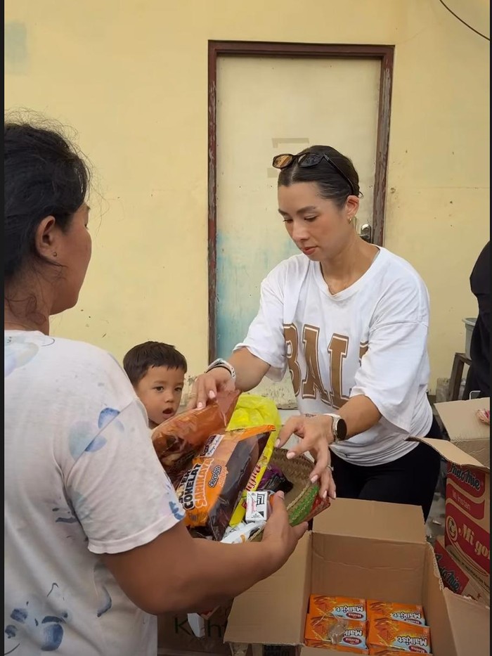 Bisa Ditiru! Jennifer Bachdim Libatkan Anak Beri Bantuan ke Korban ...