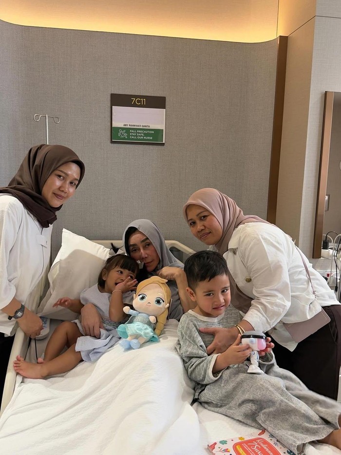 Keluarga Raffi Ahmad Kumpul di Singapura demi Mama Amy