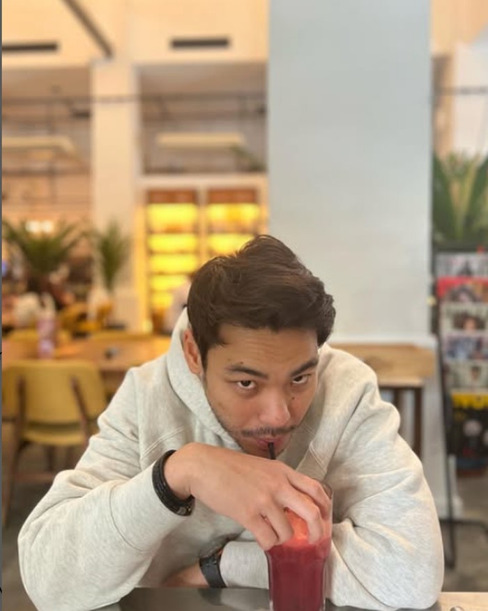 Rob Clinton Hobi Blusukan Makan Soto Legendaris hingga Nasi Warteg