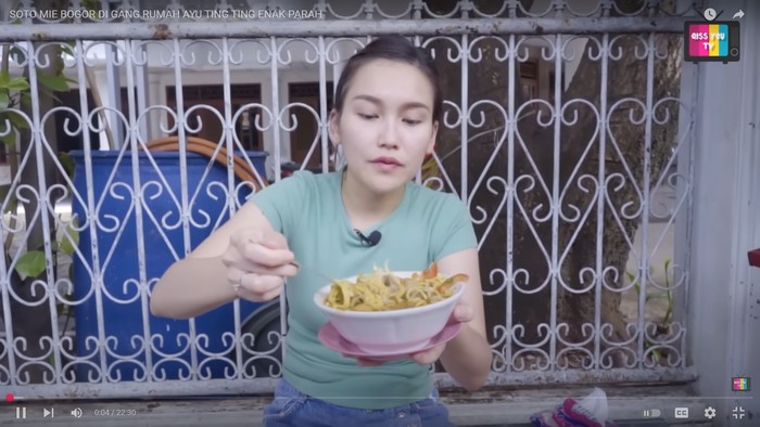 Dukung UMKM, Ayu Ting Ting Jajan Bakso dan Soto Mie Gerobakan