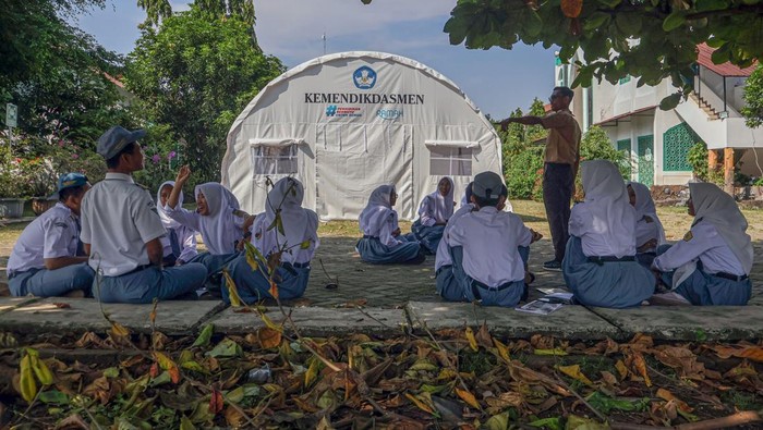 Tenda Jadi Kelas, Beginilah Kondisi Siswa SMKN 1 Cileungsi Setelah Atap Ambruk