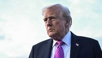 Tangan Memar Donald Trump Ramai Disorot, Sakit Apa?
