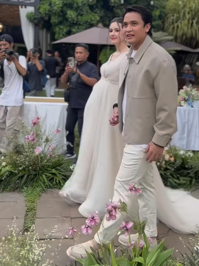 Vika Kolesnaya Bakal Jadi WNI, Billy Syahputra?