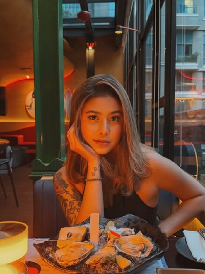 Pindah ke Melbourne, Awkarin Langsung Gas Makan Ramen di Sana